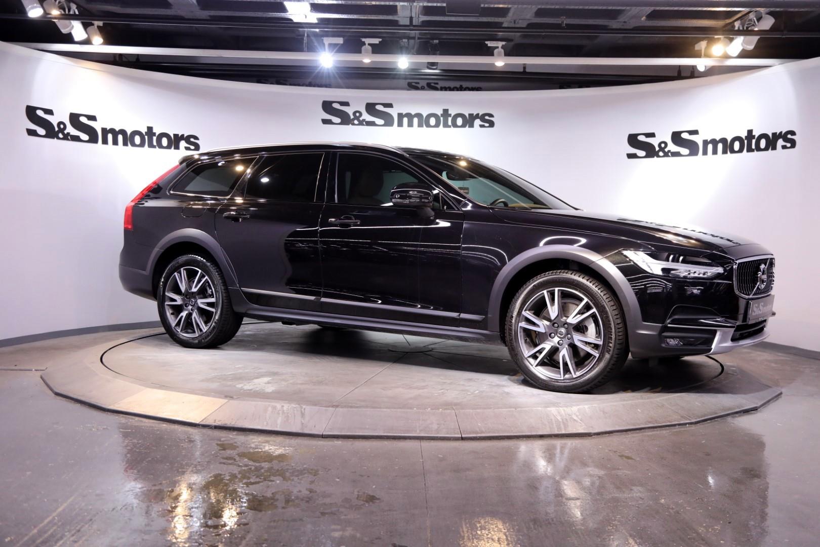 Volvo V90 Cross Country 2.0D D5 AWD Pro