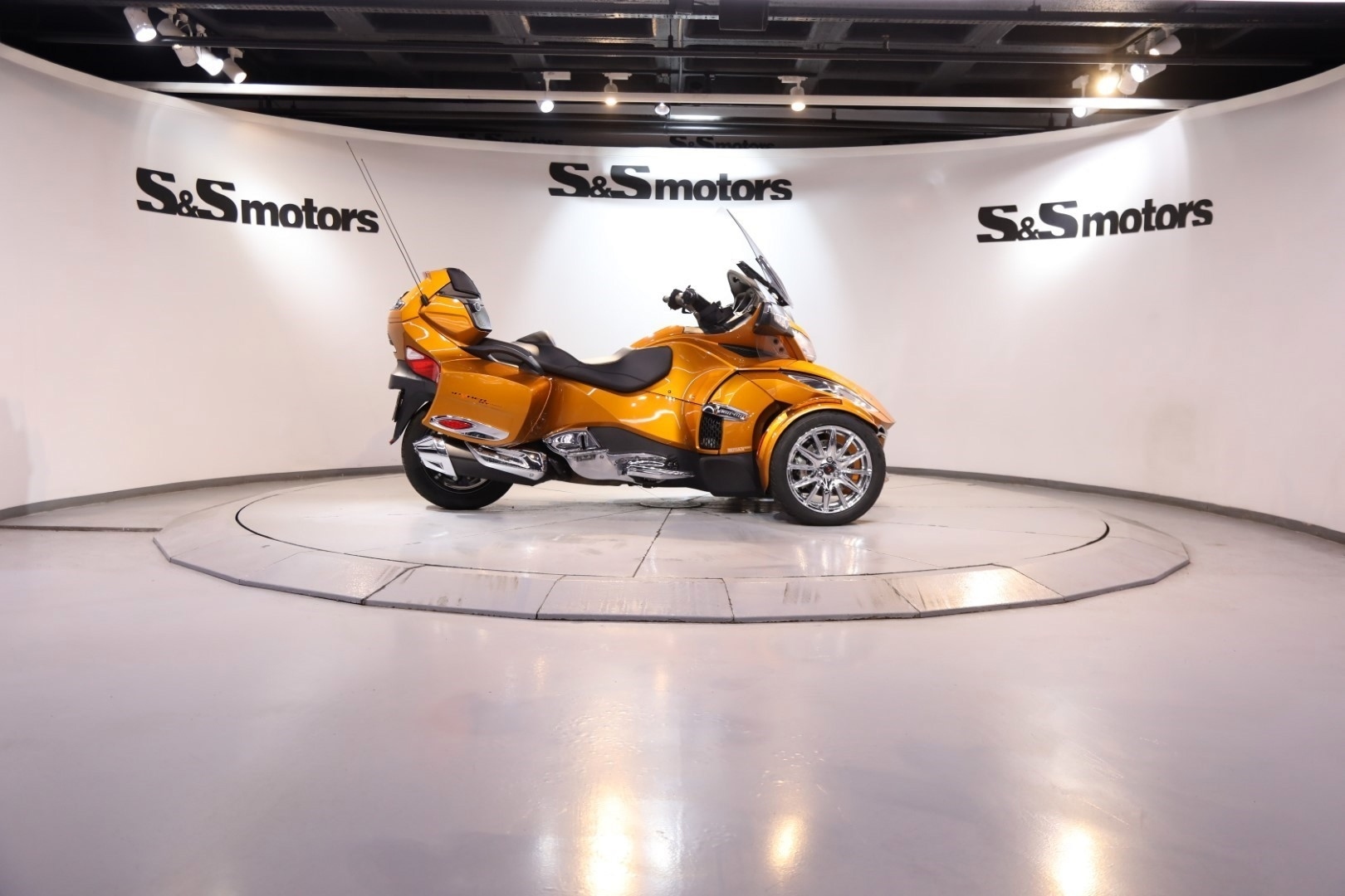 Bombardier (BRP). Can-am Spyder Roadster RT Limited