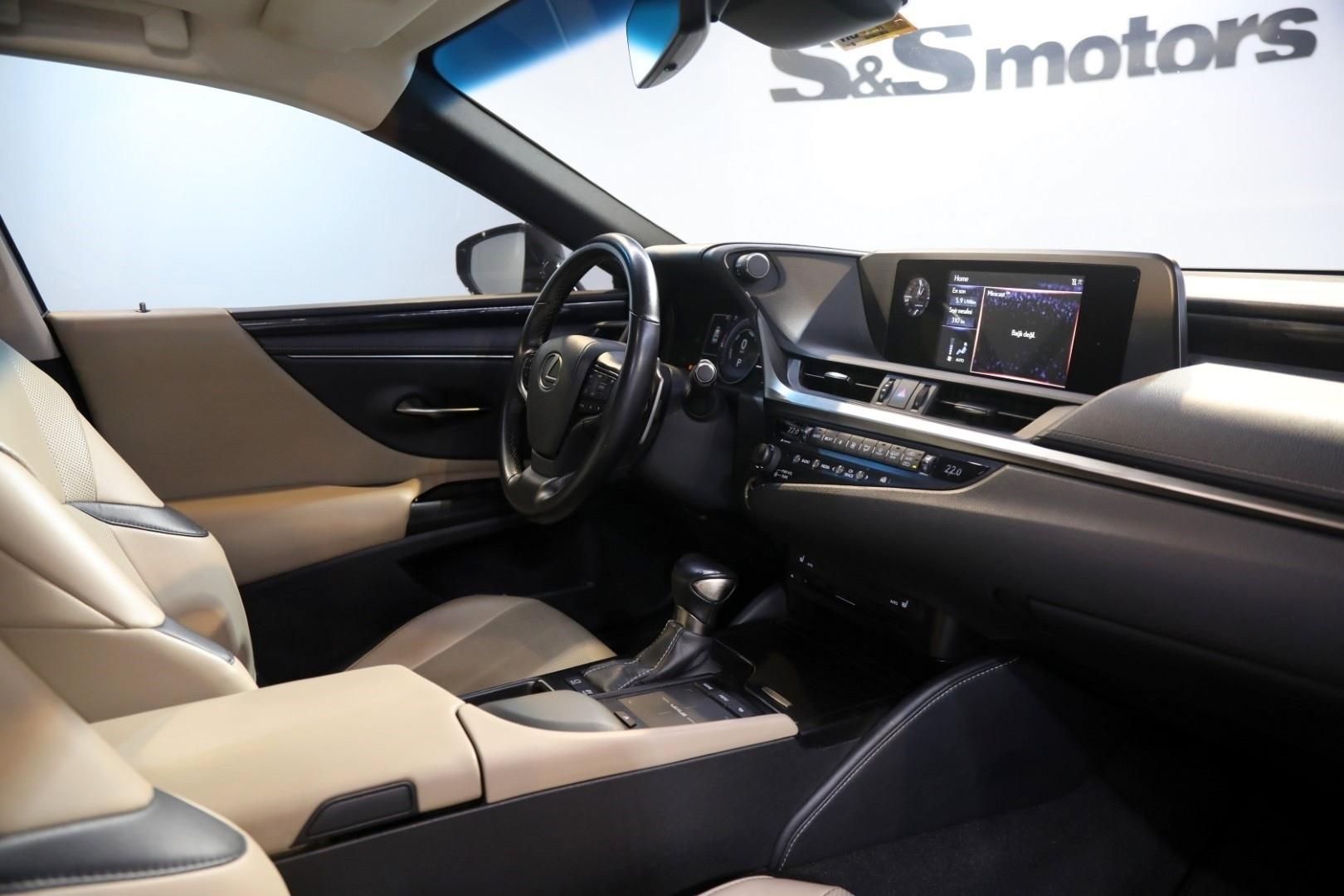 Lexus ES 300h Business e-CVT